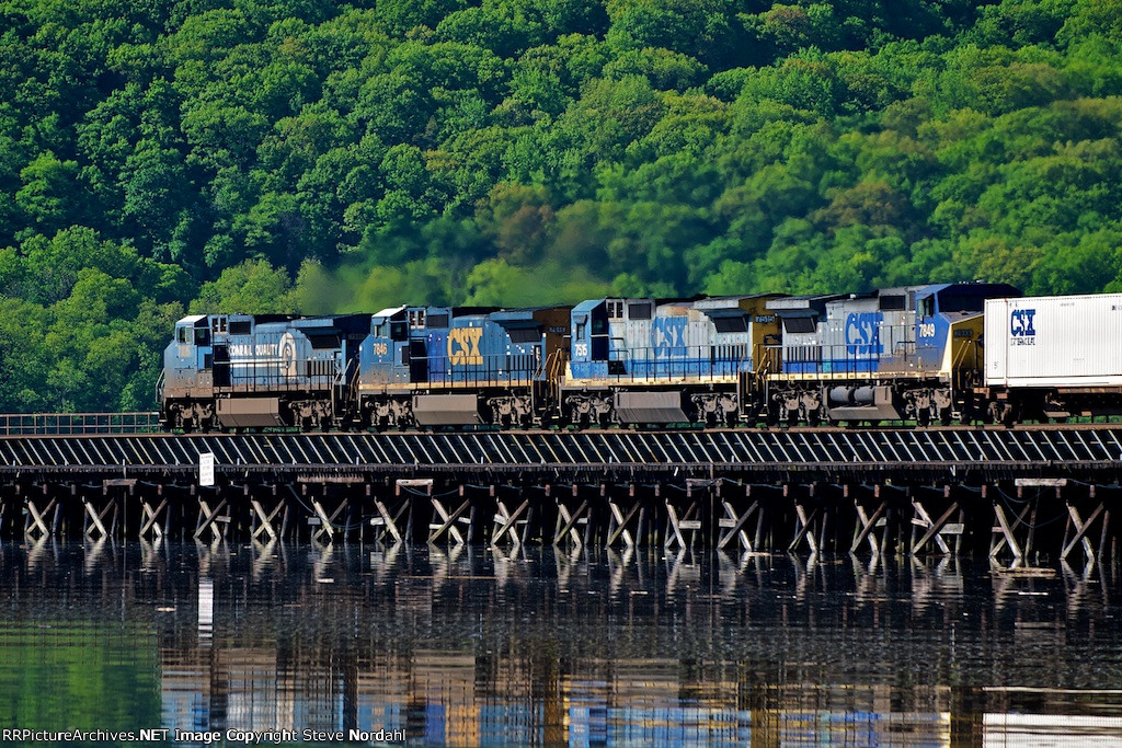 CSX Q112-12 Crosses the Trestle at Iona Island on the CSX River Line